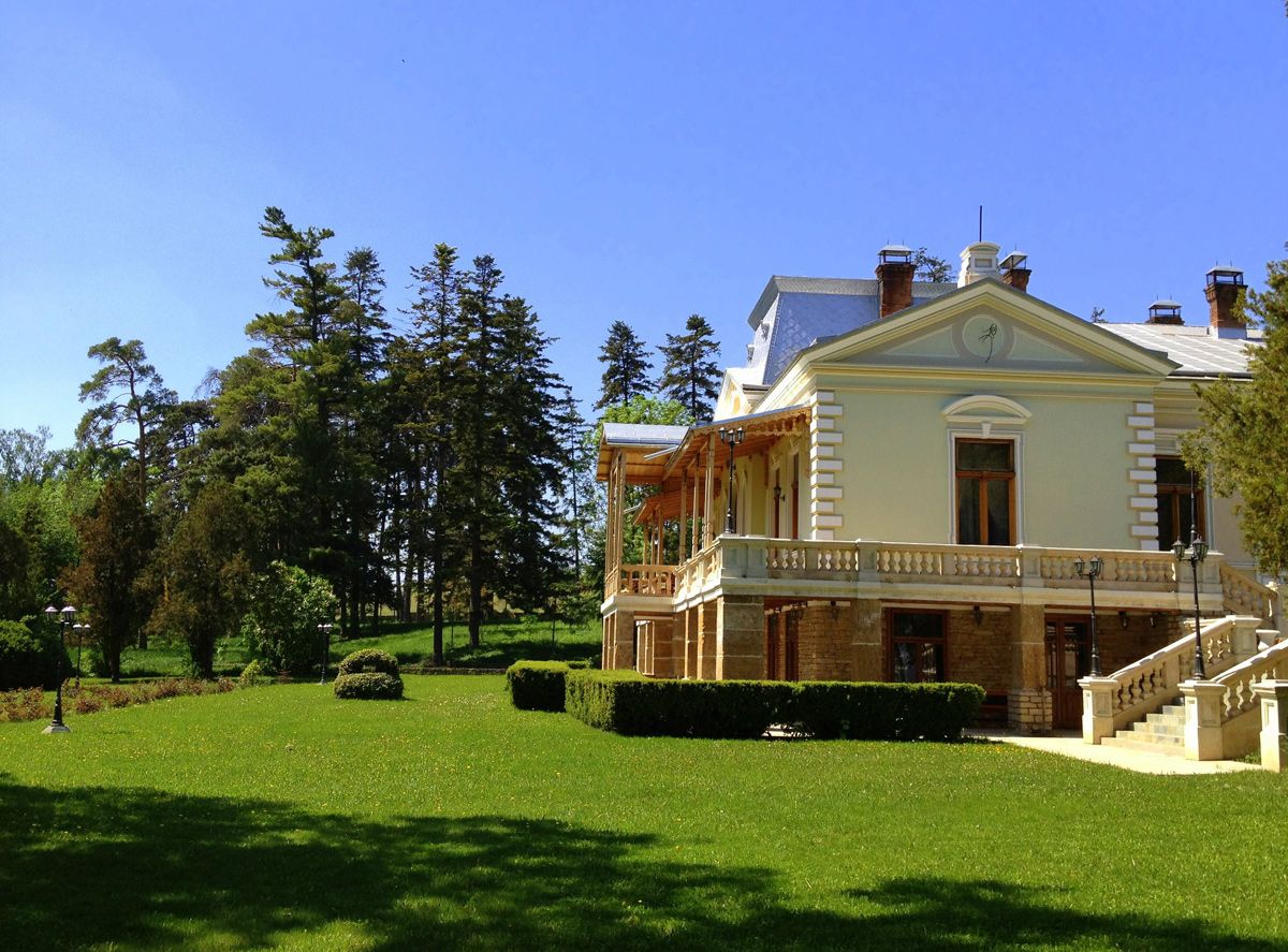 CONACUL POLIZU din Maxut, Iasi | Locuri Faine din Romania